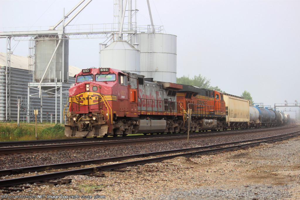 BNSF 693 leads a eb freight train thur the old atsf lights.